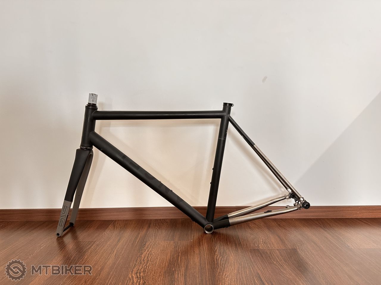 Custom titanovy frameset Angel Cycle Works Adagio Road Disc - Rámy na ...
