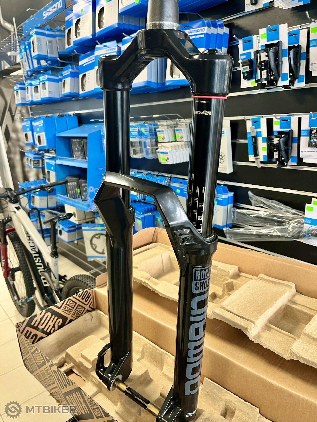 Predám RockShox Domain RC Crown Boost 29" odpružená vidlica, 170 mm ...